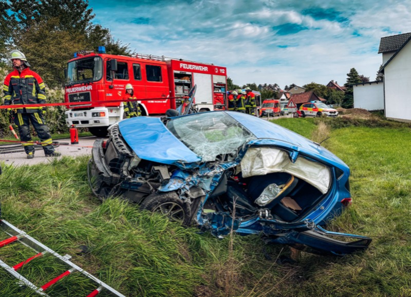PKW kollidiert mit Traktor – Lenkerin wird bei Tandern in Fahrzeug eingeklemmt
